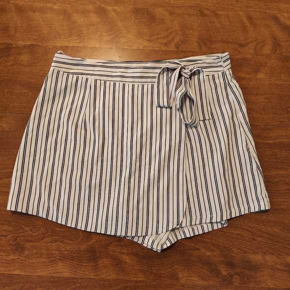 PrettyLittleThing | Shorts | Pinstriped Skort | Poshmark